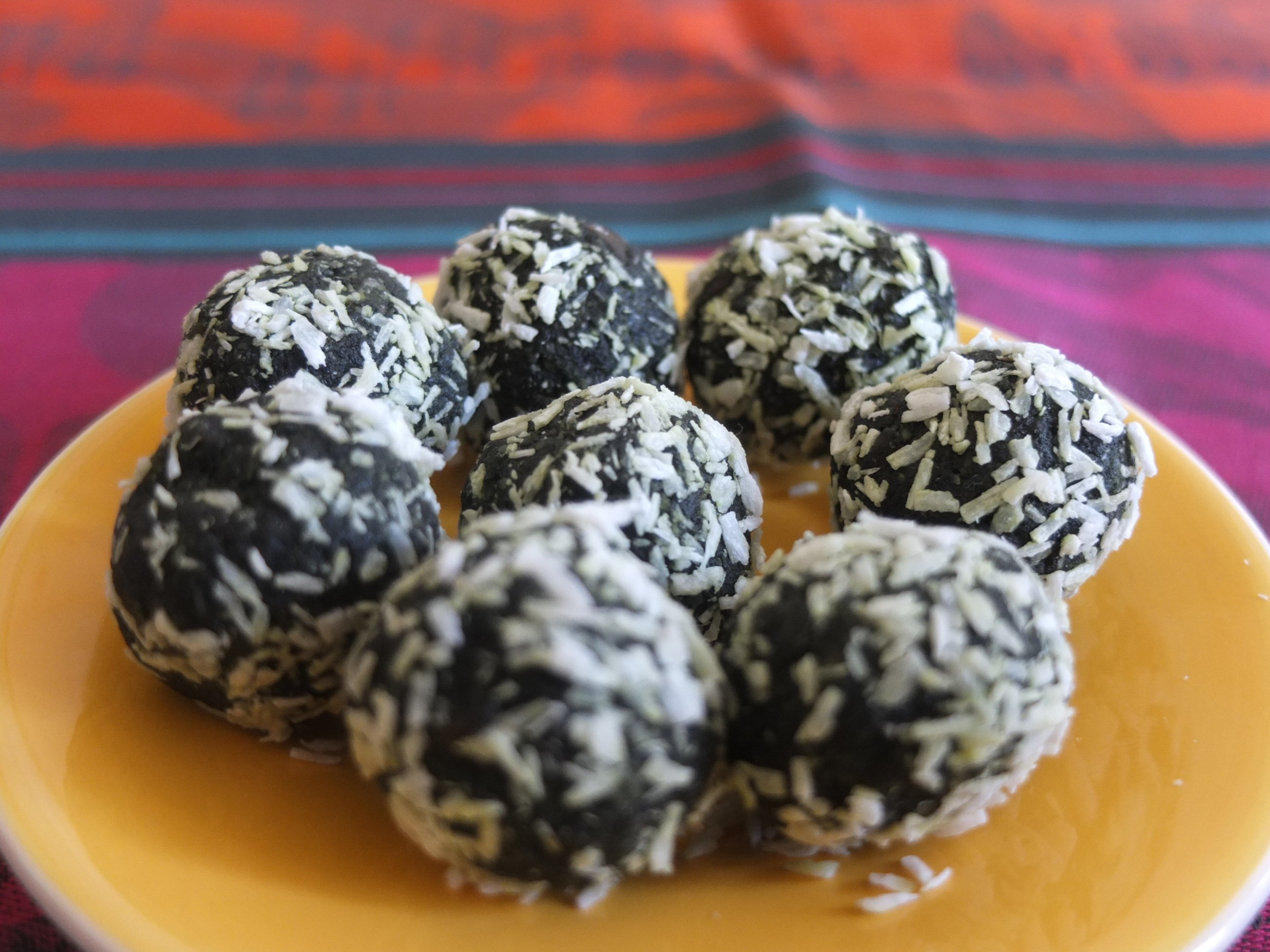 Healthy spirulina energy balls recipe | lili's cakes