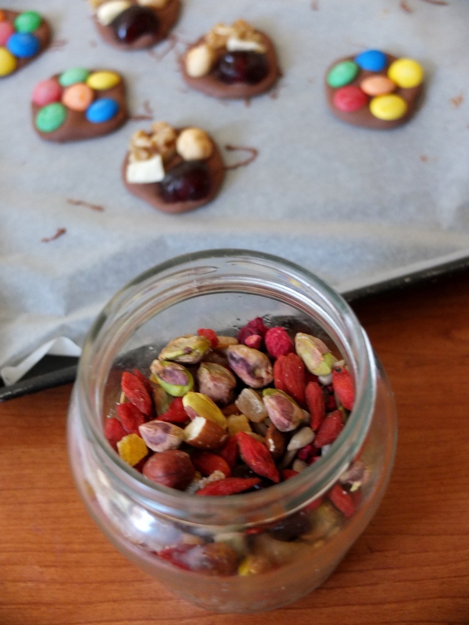 Special chocolate mendiants recipe | lili's cakes