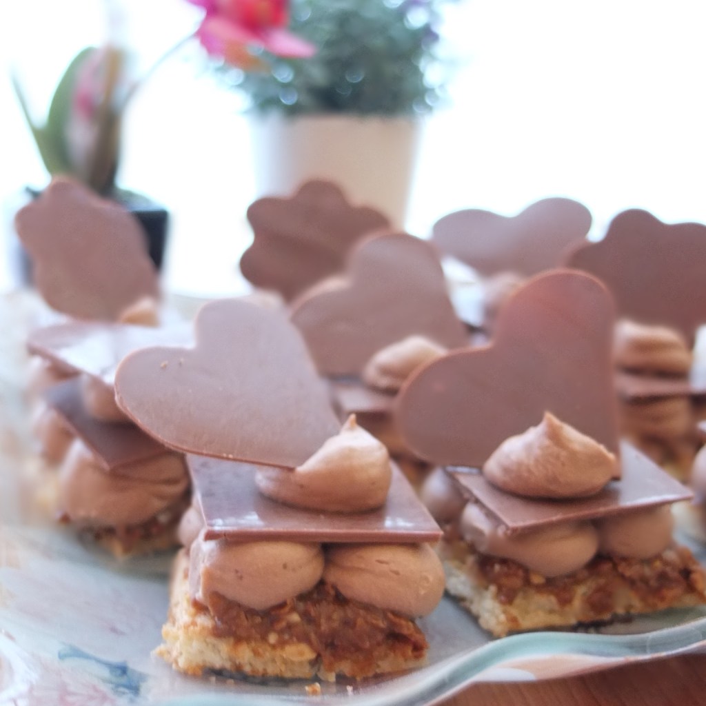 Dreamy chocolate and hazelnut dacquoise mini cakes | lili's cakes