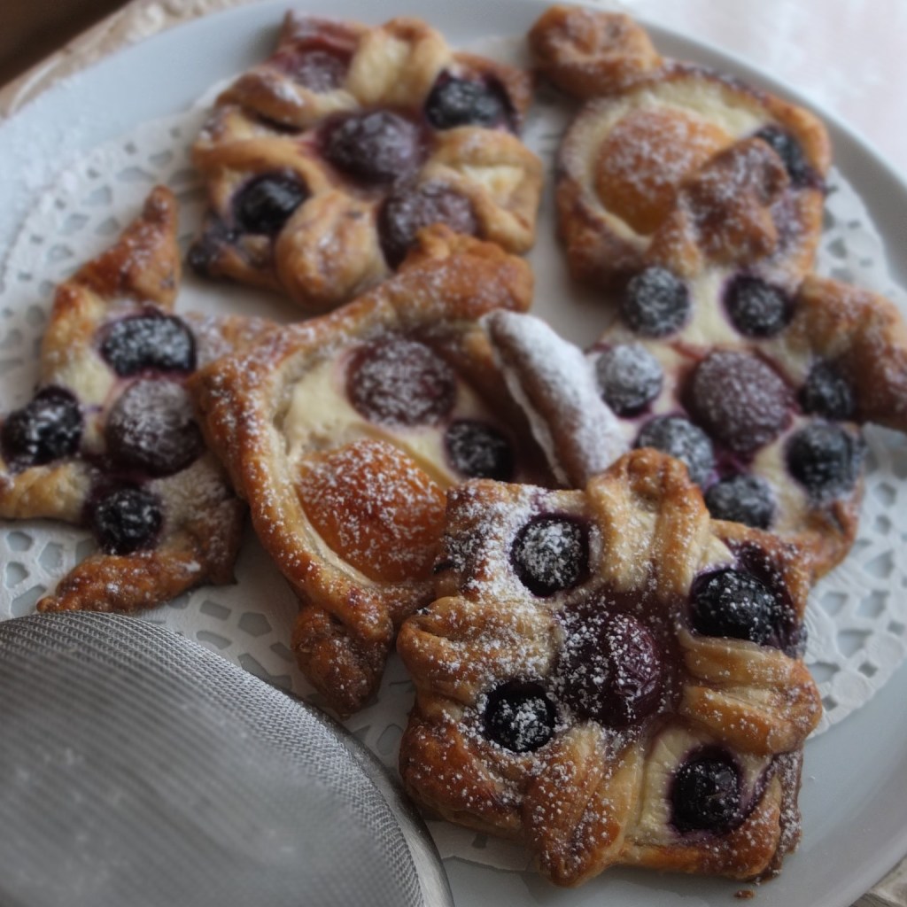 Fruit puff pastries recipe with a Tasty video! Pinwheels, flowers ...