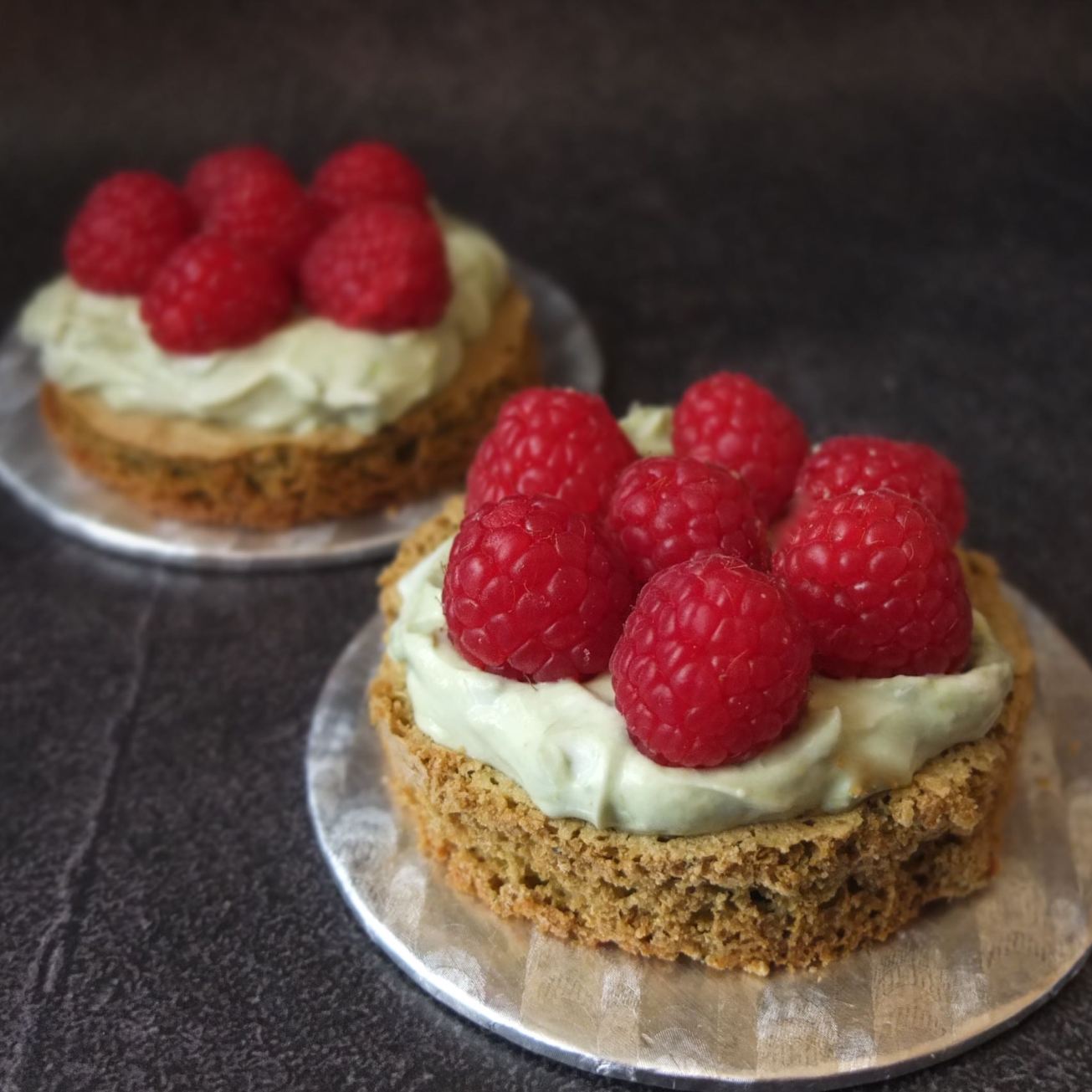 Half-healthy raspberry and matcha dacquoise tartlets recipe! Naturally ...