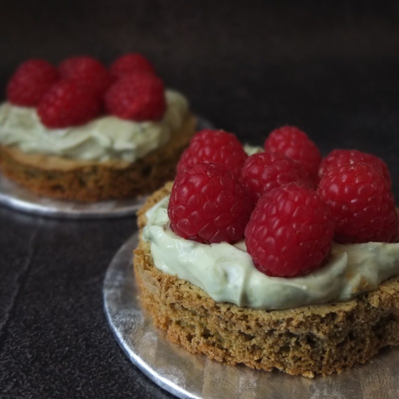 Half-healthy raspberry and matcha dacquoise tartlets recipe! Naturally ...