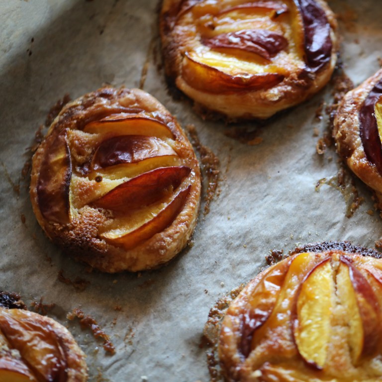 Caramelised puff pastry nectarine tarts recipe! | lili's cakes